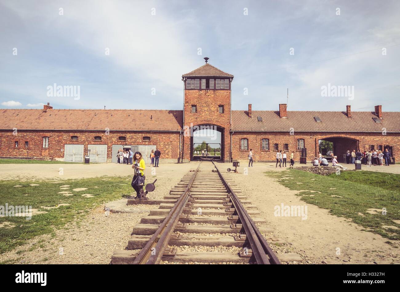 Entrance gateway auschwitz genocide hi-res stock photography and images ...