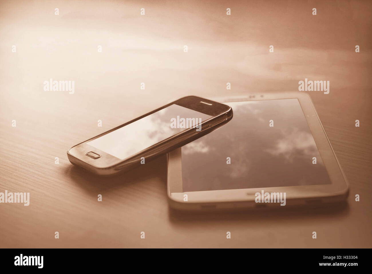 Old mobile phones table hi-res stock photography and images - Alamy