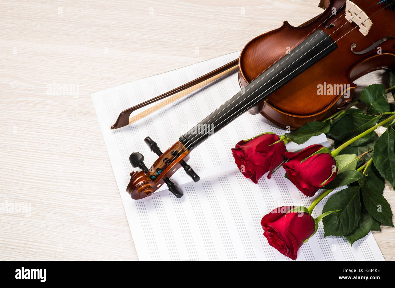 Old violin musical notes rose hi-res stock photography and images - Alamy