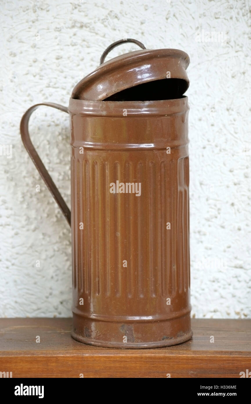 Old tin can Stock Photo - Alamy