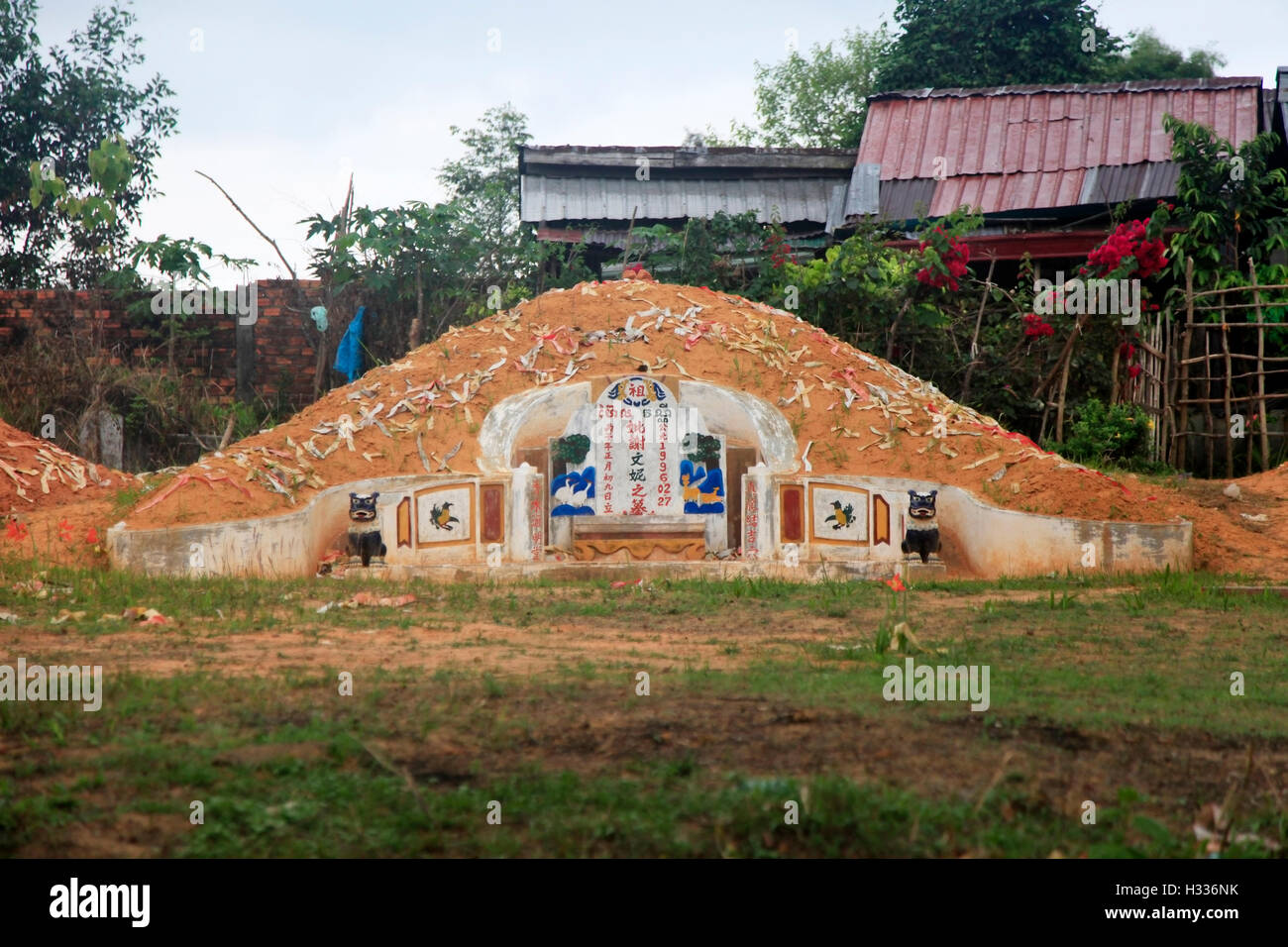 Traditional Chinese cemetery Stock Photo - Alamy
