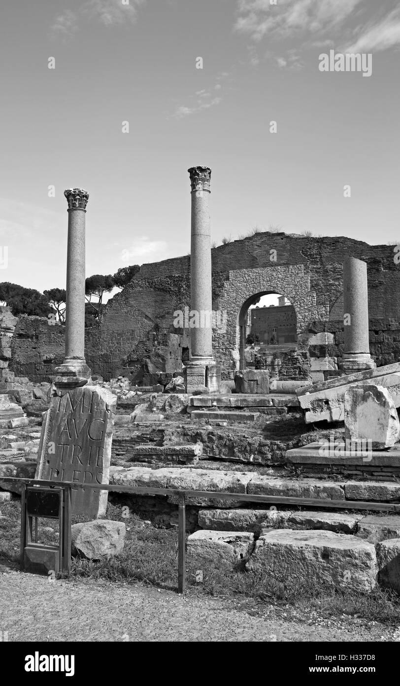 Ancient roman building forum Black and White Stock Photos & Images - Alamy
