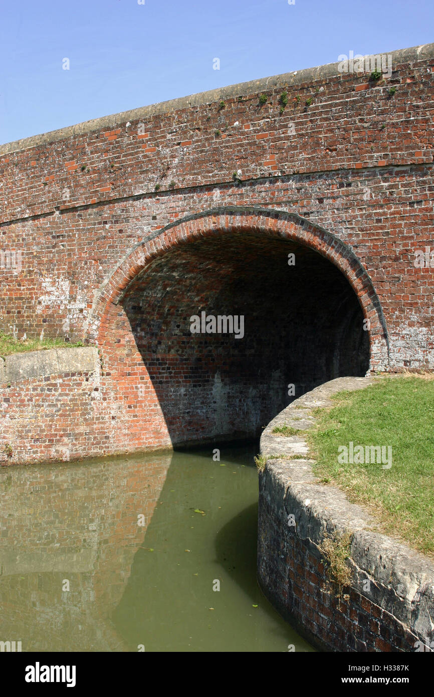 Brick built bridge over a canal Stock Photo - Alamy