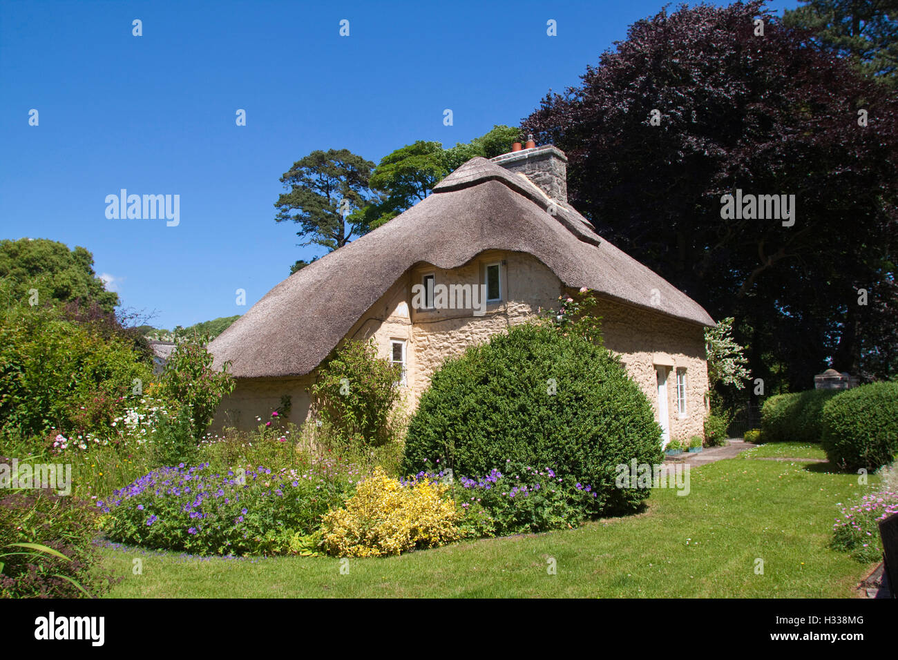 Traditional thatched roof cottage hi-res stock photography and images ...