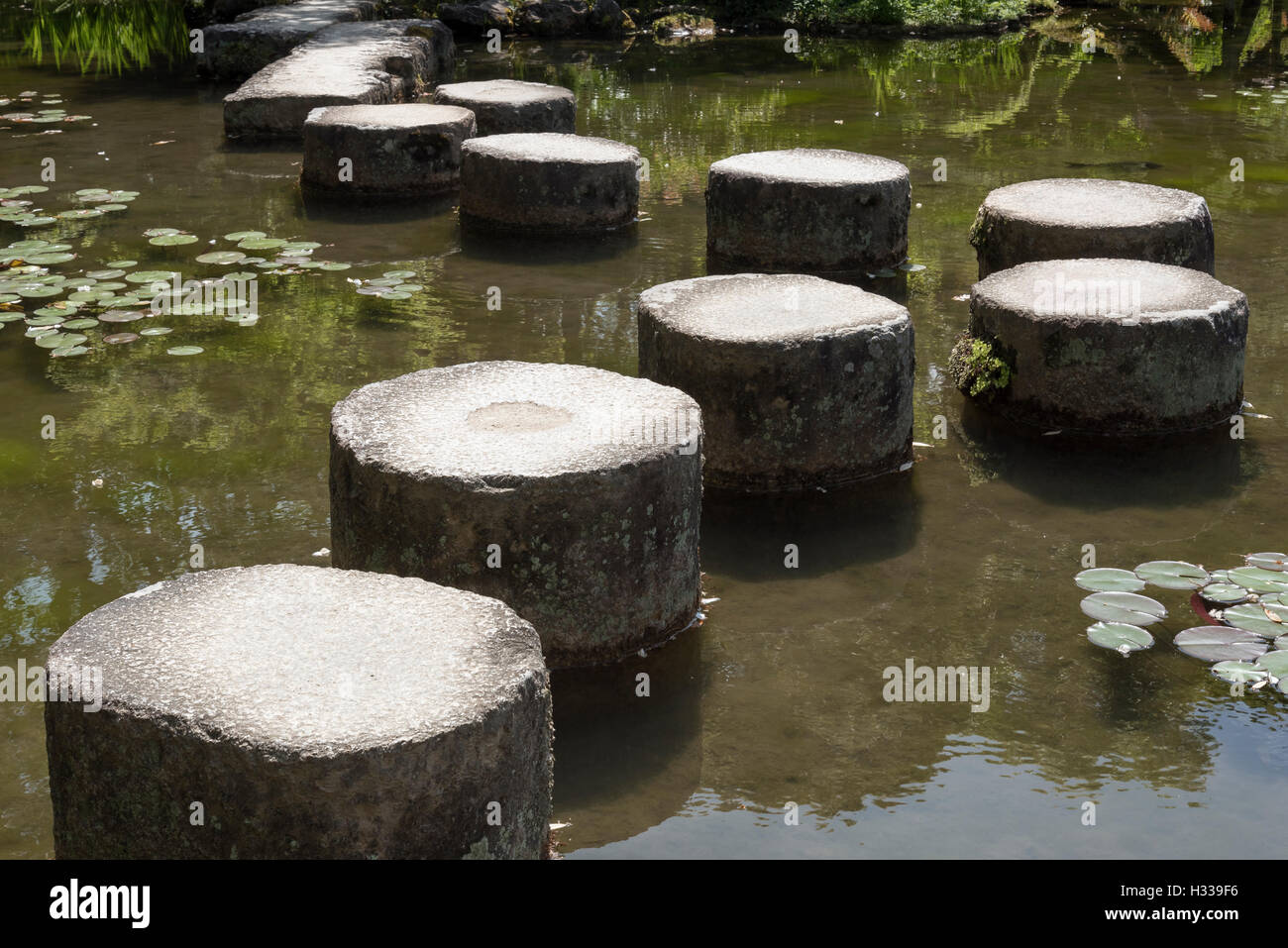 Stepping stones in pond at Heian Jingu gardens, Kyoto, Japan Stock ...