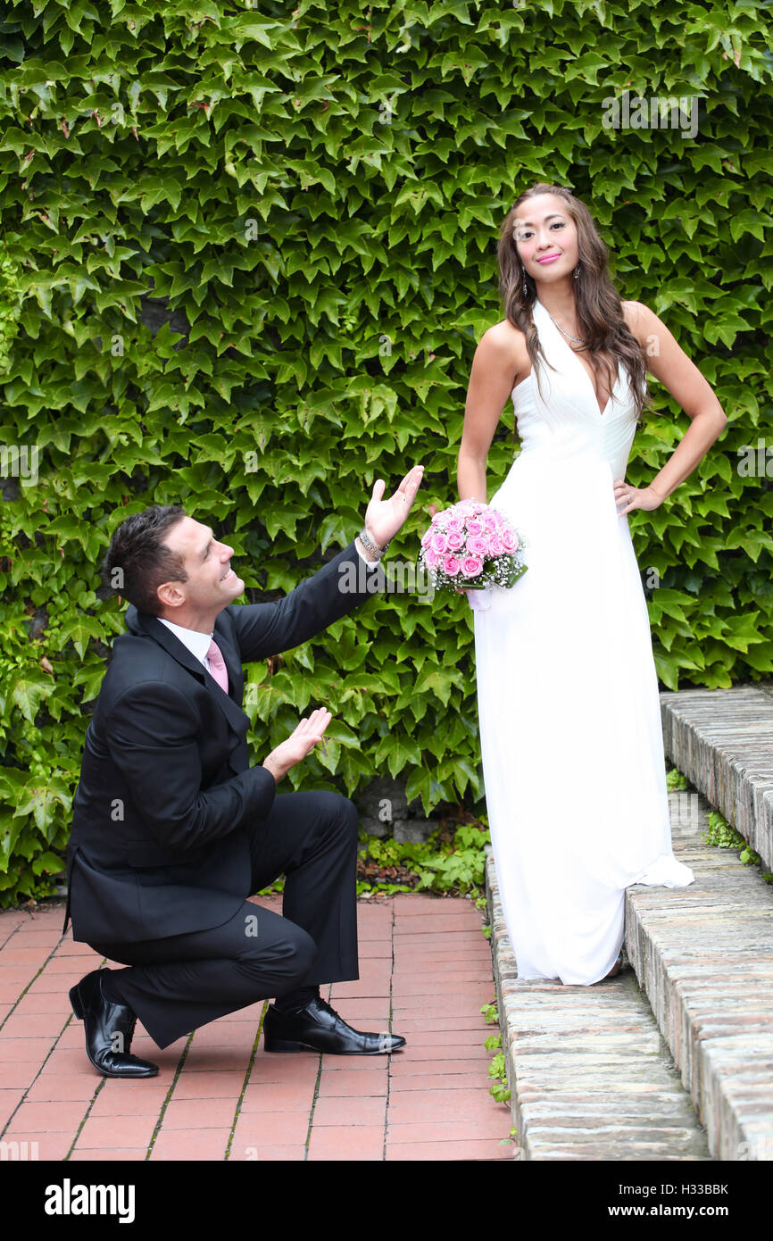 Portrait of a young bride and groom Stock Photo - Alamy
