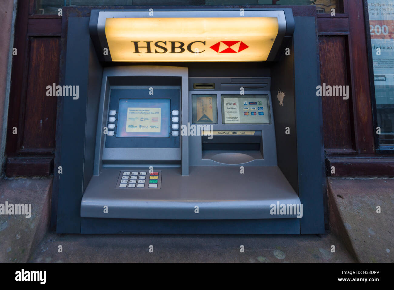 Hsbc atm machine hi-res stock photography and images - Alamy