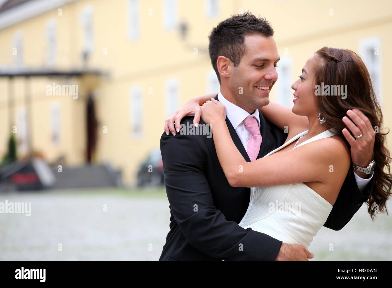 Portrait of a young bride and groom Stock Photo - Alamy
