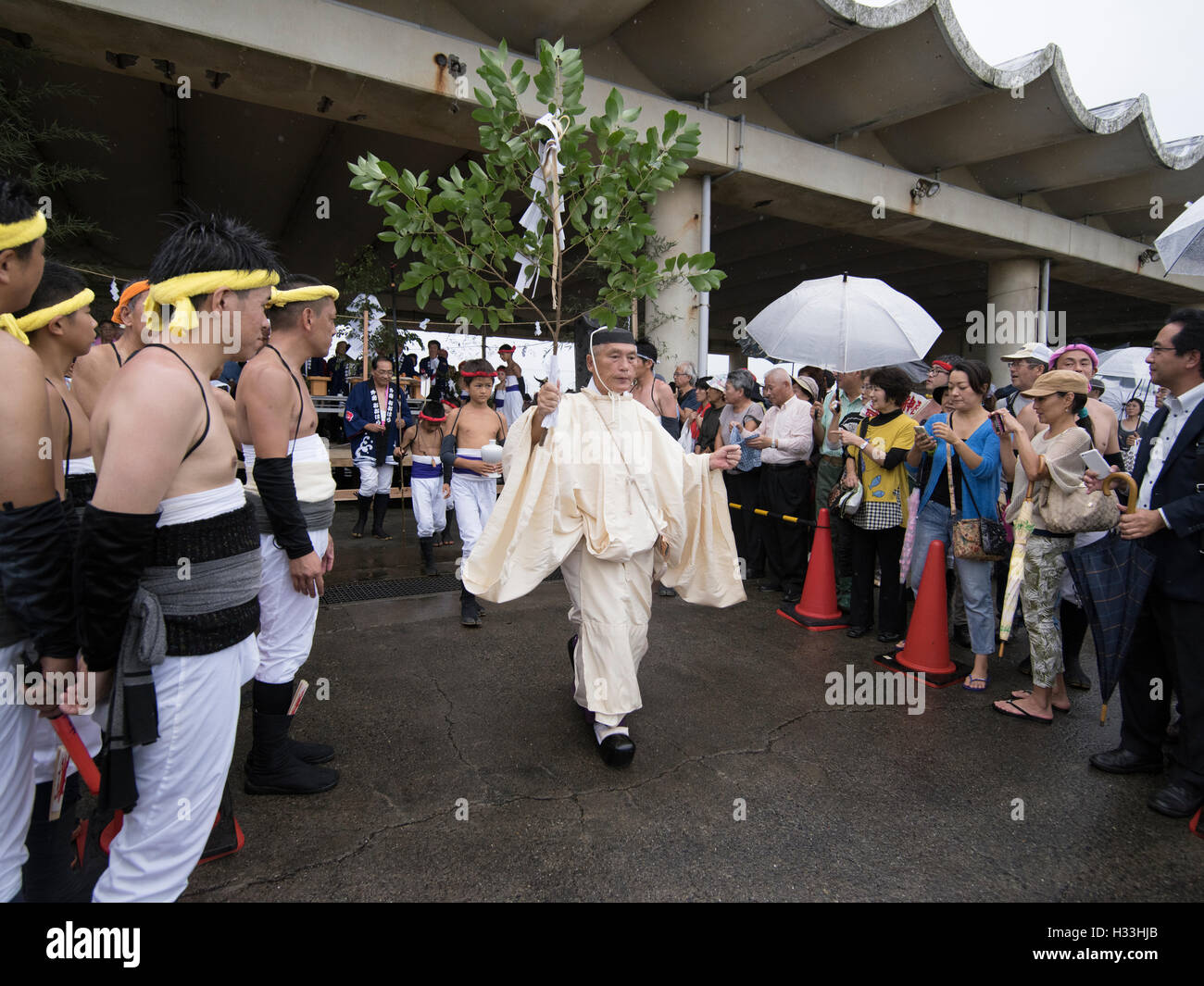 Ohara Hadaka Matsuri, Chiba, Japan - priest prepares to bless the ocean ...