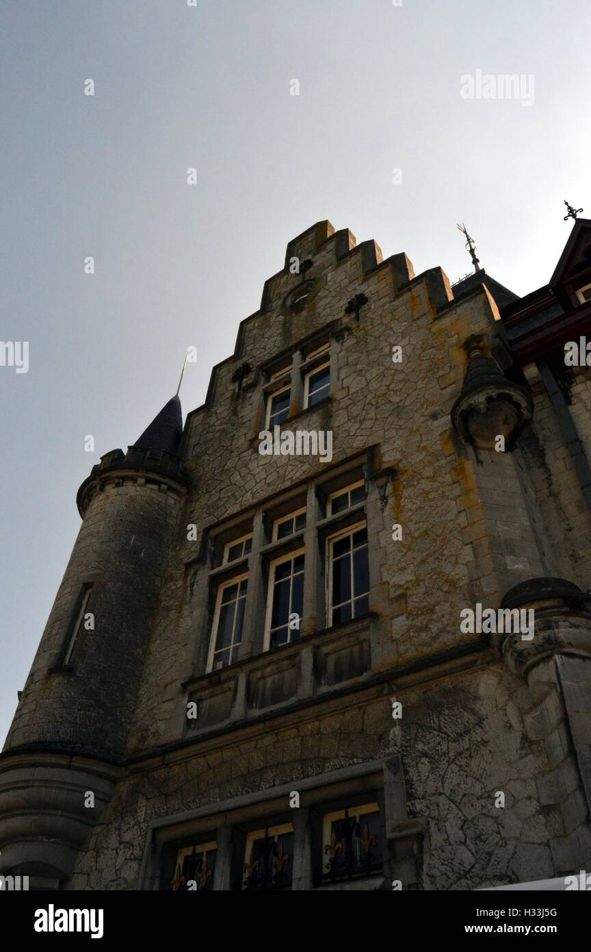 Facade of angle of a castle with des fenêtres rectangular and a tower ...