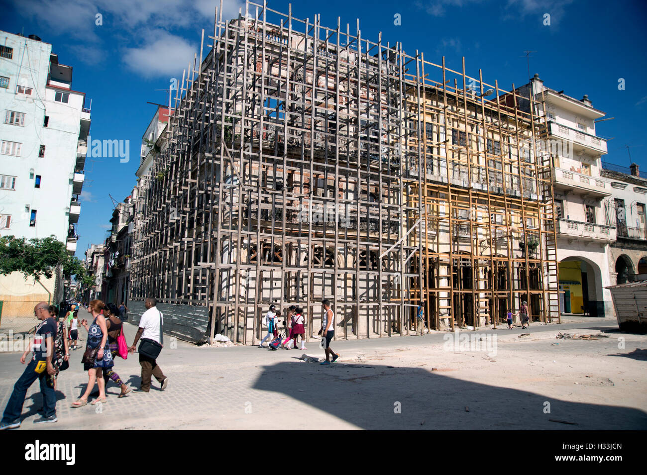 Havana cuba derelict building hi-res stock photography and images - Alamy