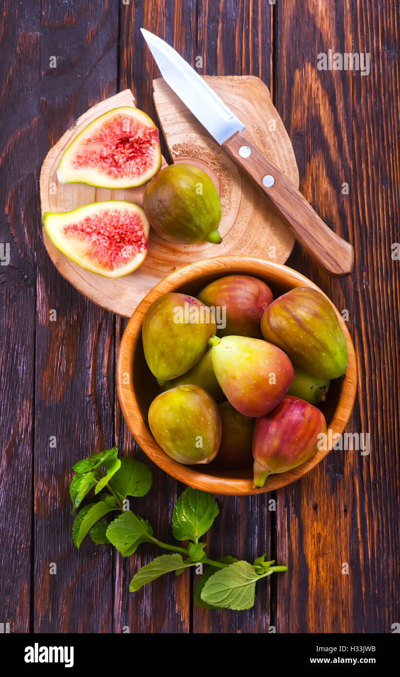 fresh figs in bowl and on a table Stock Photo - Alamy
