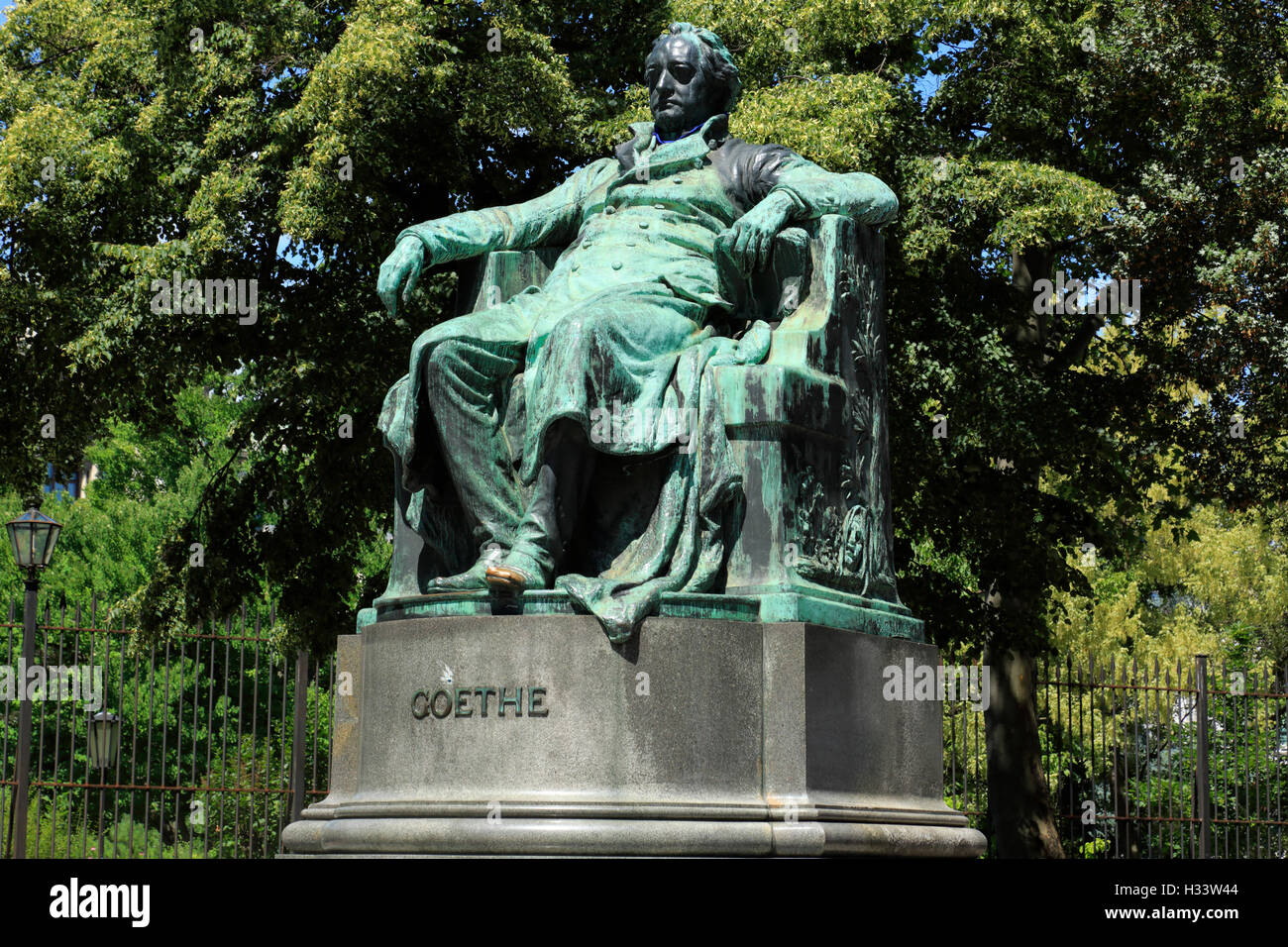 Goethe-Denkmal von Edmund von Hellmer am Opernring in Wien, Oesterreich ...