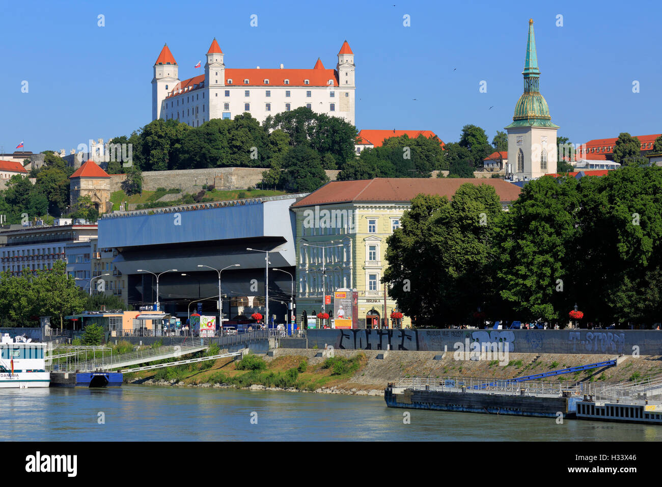 Pressburger Burg auf dem Burgberg und Martinsdom in Bratislava ...