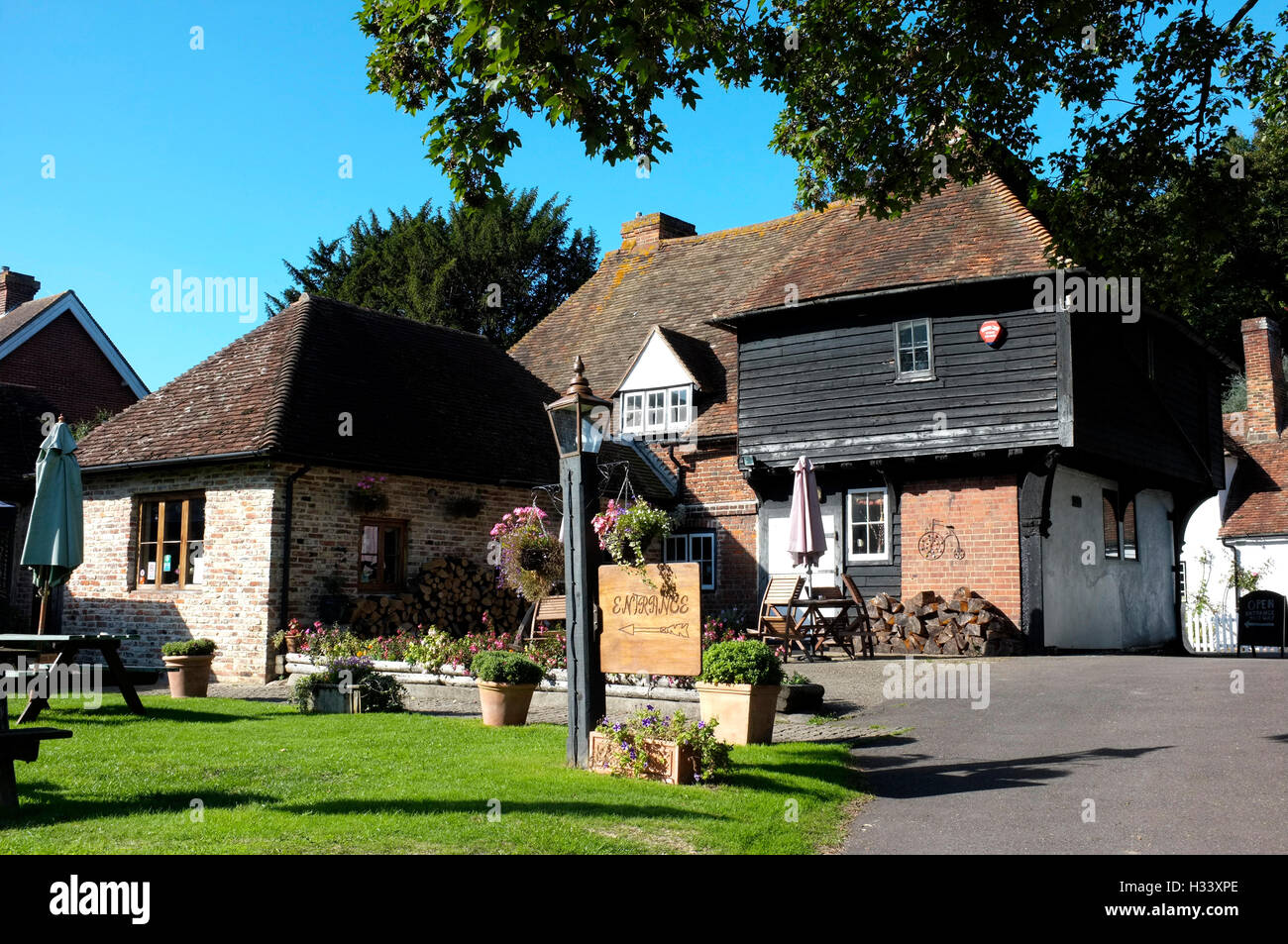 Ye olde yew tree inn hi-res stock photography and images - Alamy