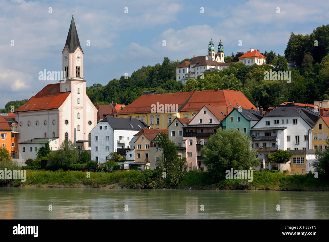 Pfarrkirche Sankt Gertraud und Wallfahrtskirche Maria Hilf mit Kloster ...