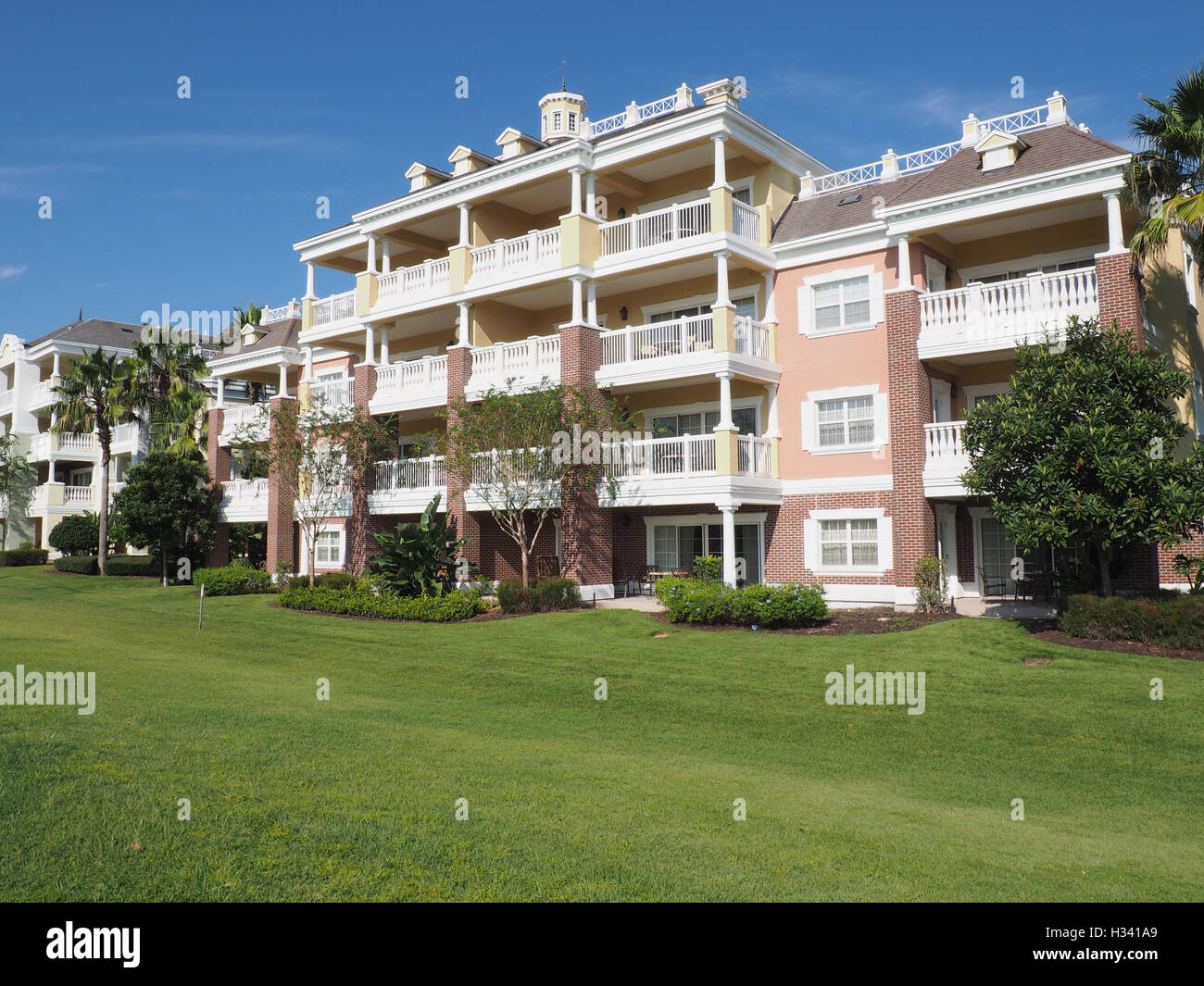 Resort setting hi-res stock photography and images - Alamy