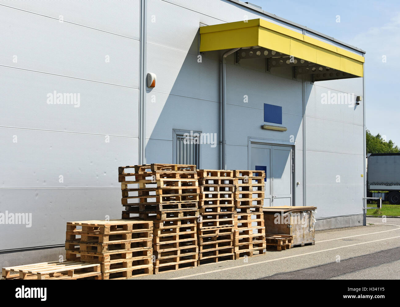 Pallets next to the warehouse building Stock Photo - Alamy