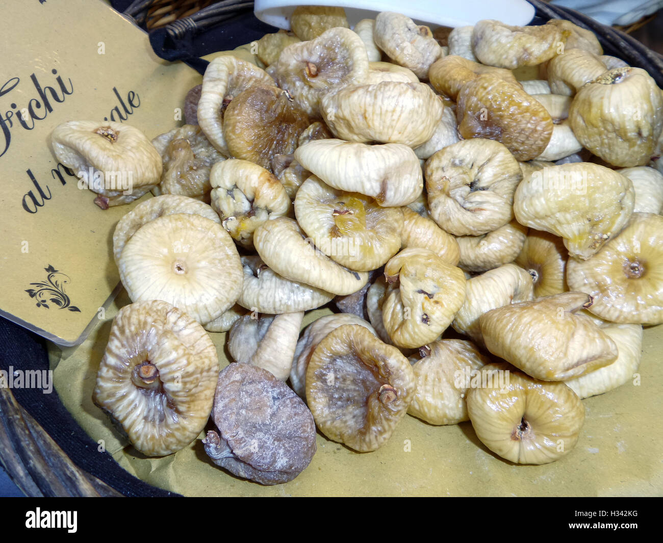 Dried figs background Stock Photo - Alamy