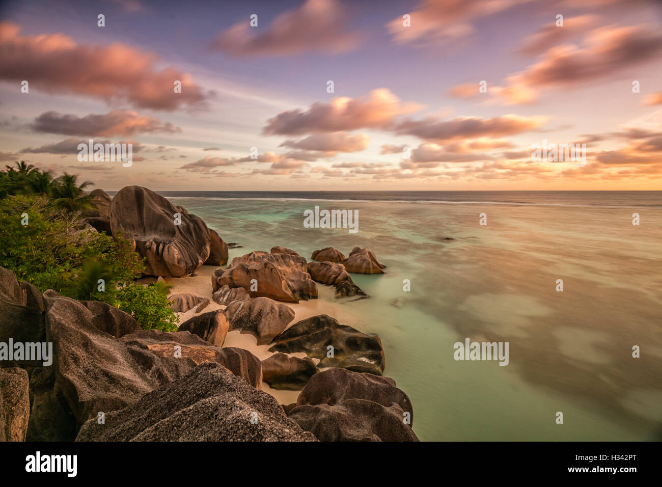 Seychelles beach sunset blue ocean hi-res stock photography and images ...