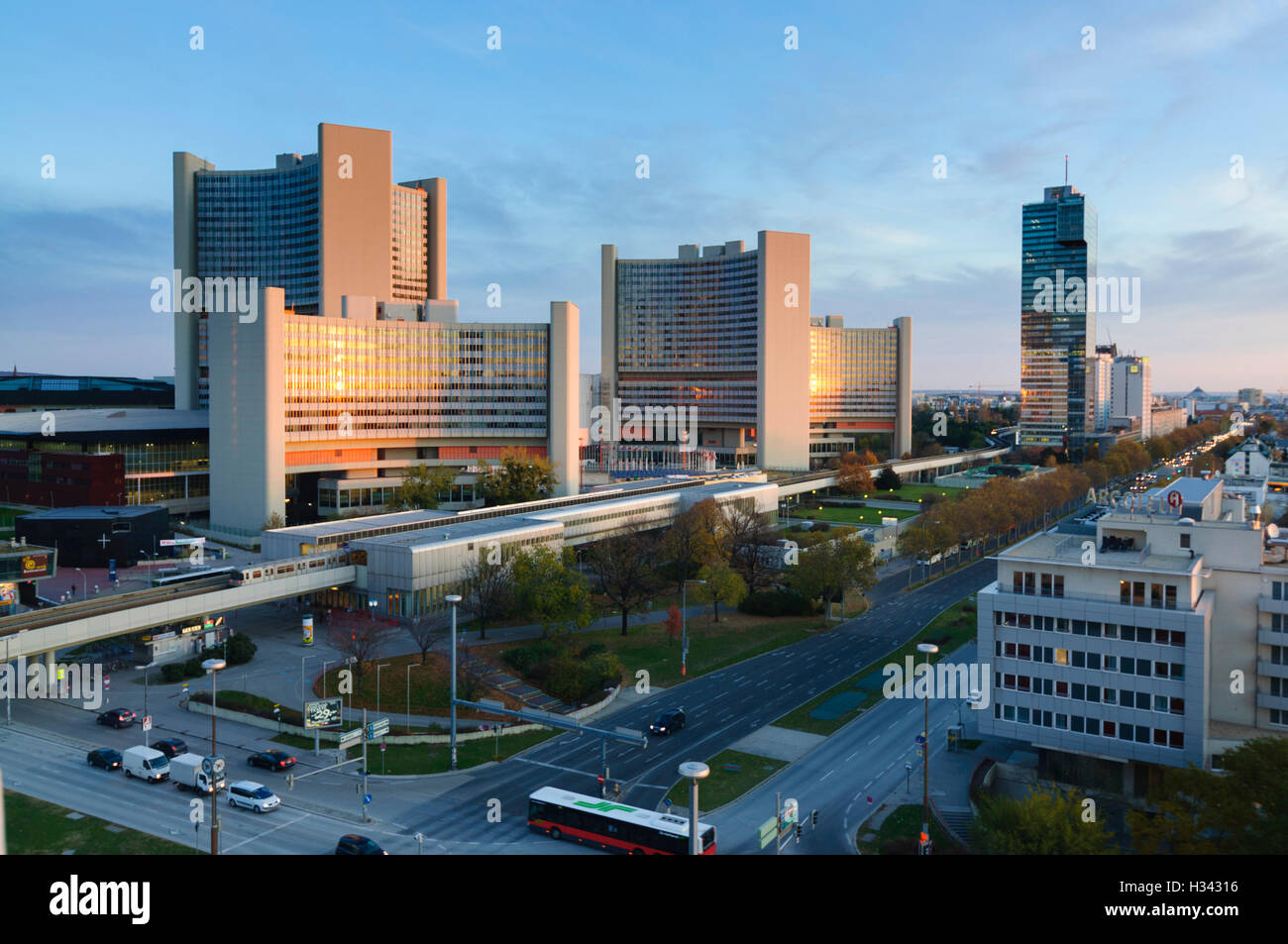 Wien, Vienna: Vienna International Centre ( VIC ) and IZD Tower (left ...