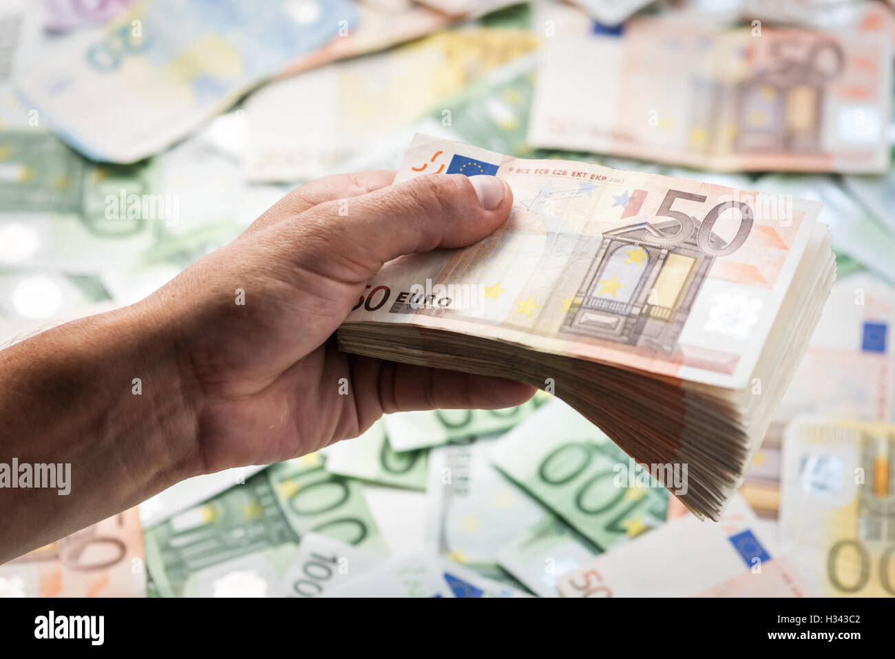 Success payment in hand hi-res stock photography and images - Alamy