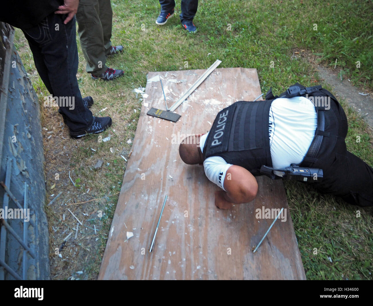 Detroit police inspect the scene of a shooting for evidence, Detroit ...