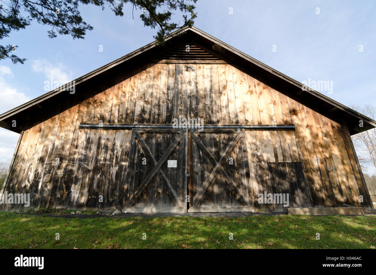 Exterior entrance of old worn barn Stock Photo - Alamy