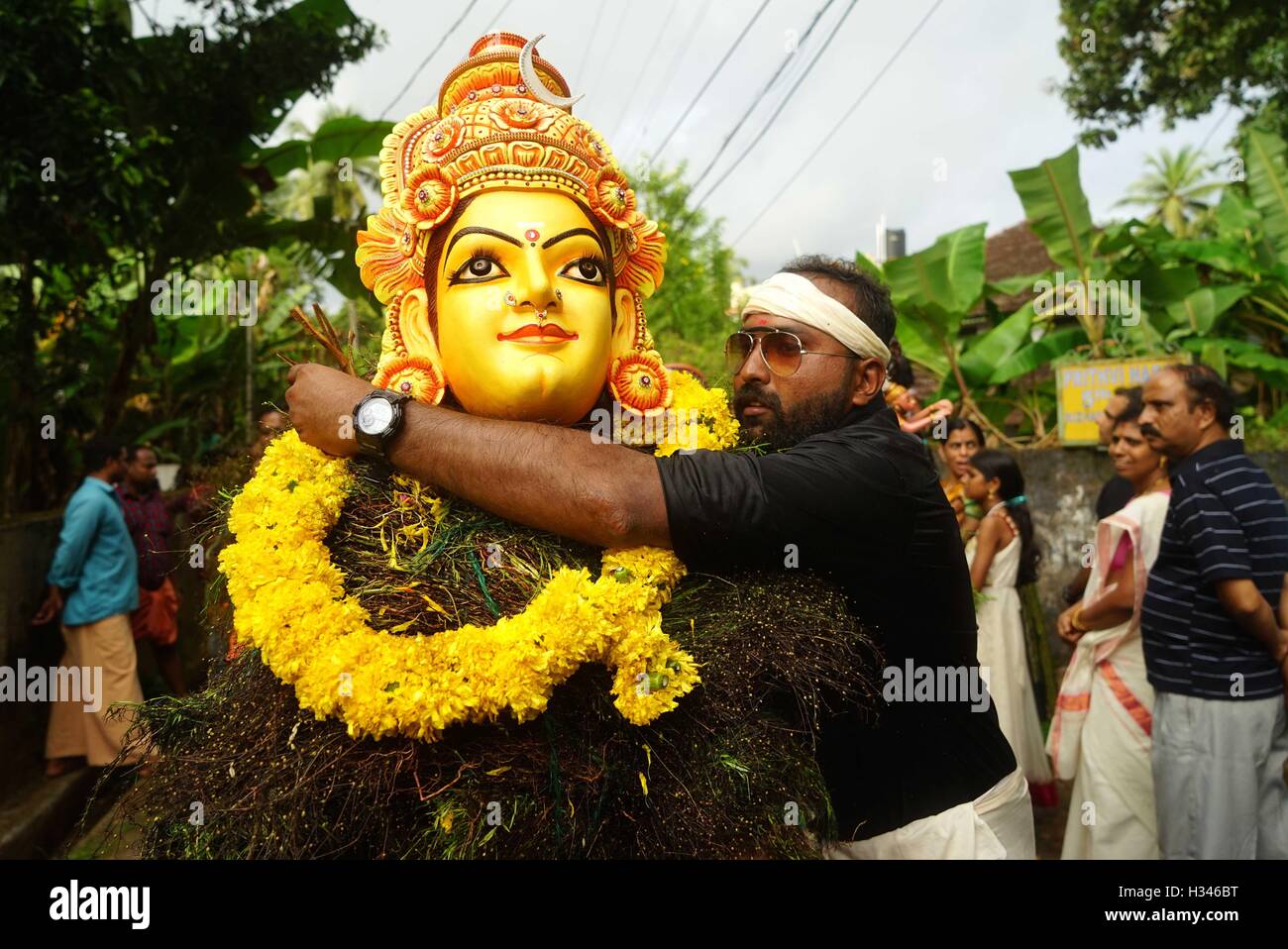Traditional Kummatti dancers wear colourful wooden masks godsdurig ...