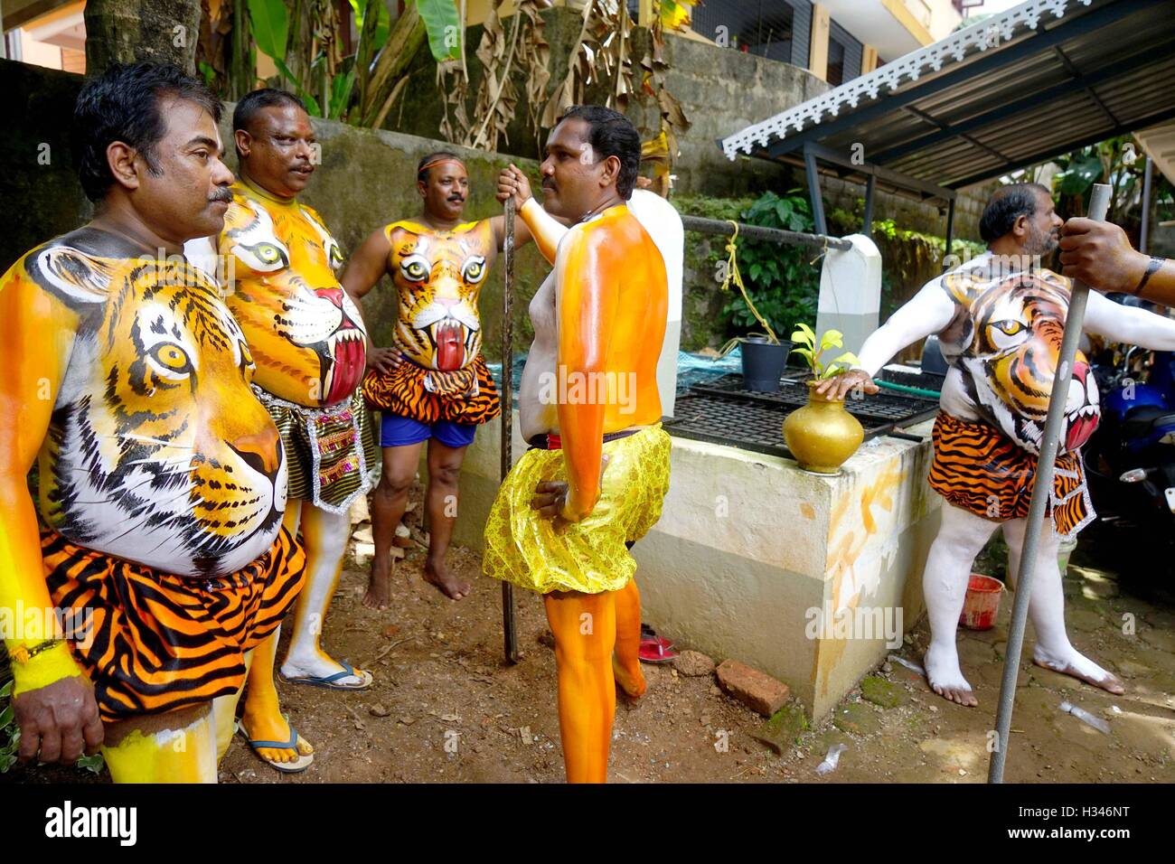Pulikali tiger dancers hi-res stock photography and images - Alamy