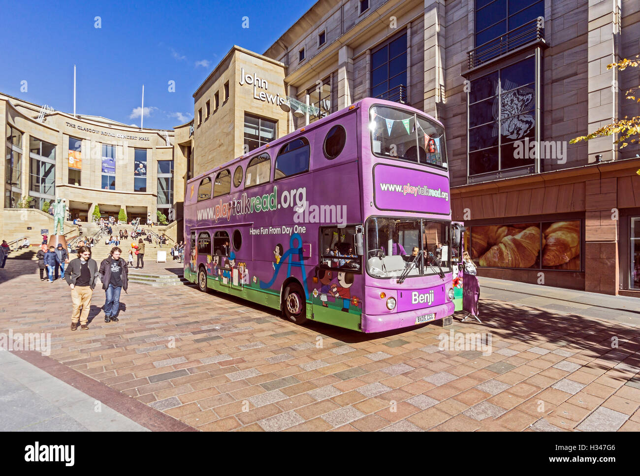 Read bus hi-res stock photography and images - Alamy