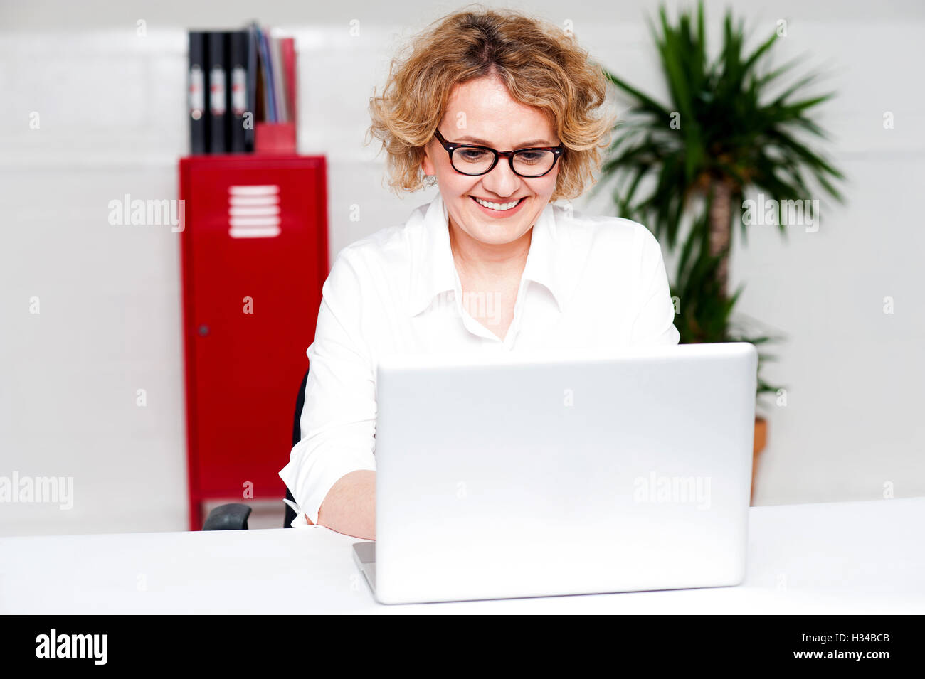 Beautiful woman working in labtop Stock Photo - Alamy