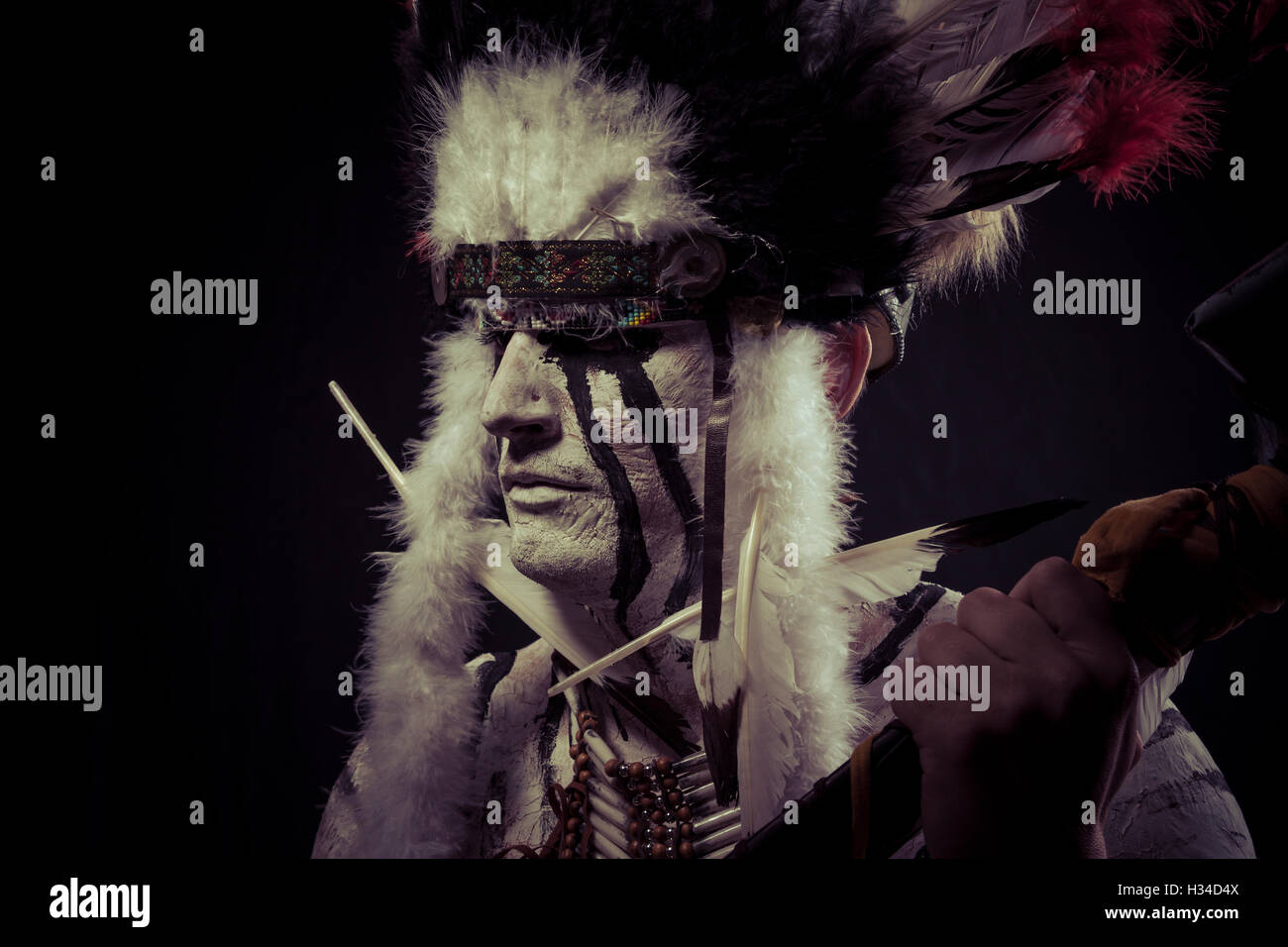 American Indian chief with big feather headdress Stock Photo - Alamy