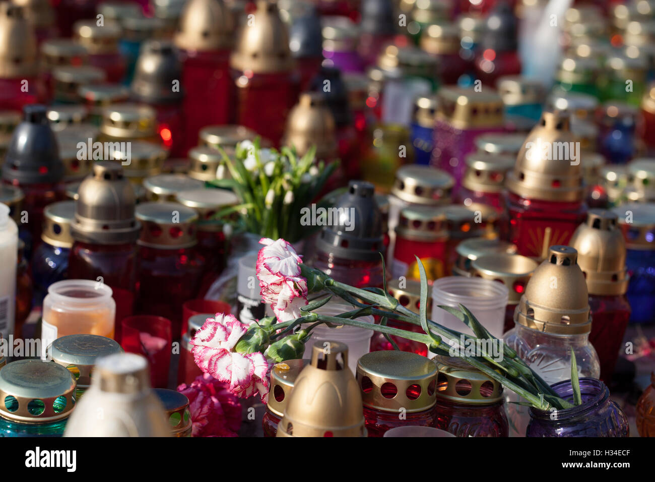 Glowing mourning candles red hi-res stock photography and images - Alamy