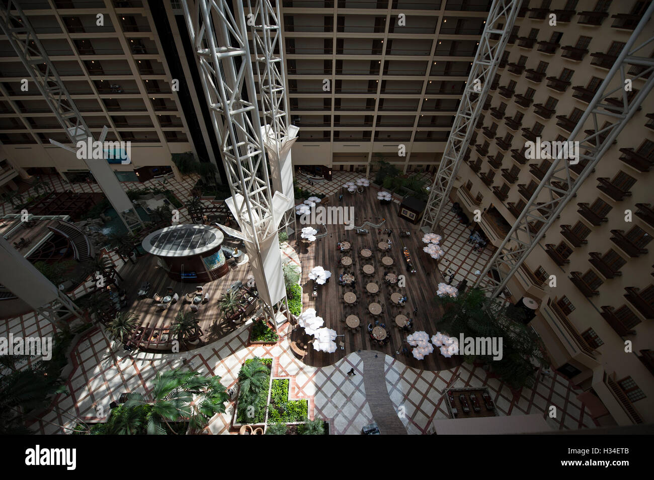 Vaste lobby area at the Renaissance Orlando at Seaworld, Orlando ...