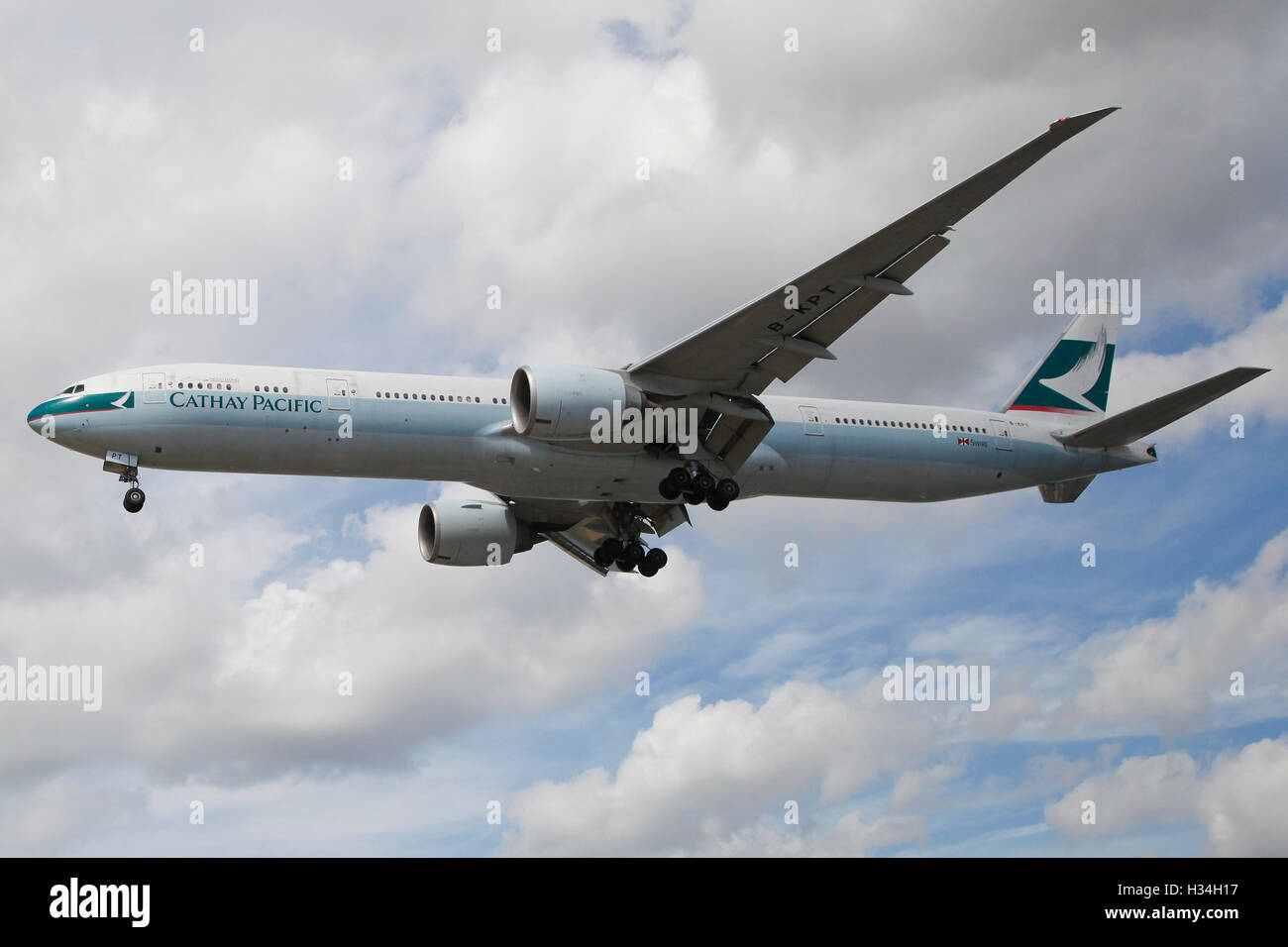 Cathay Pacific Boeing 777-367(ER) approaching London Heathrow airport ...