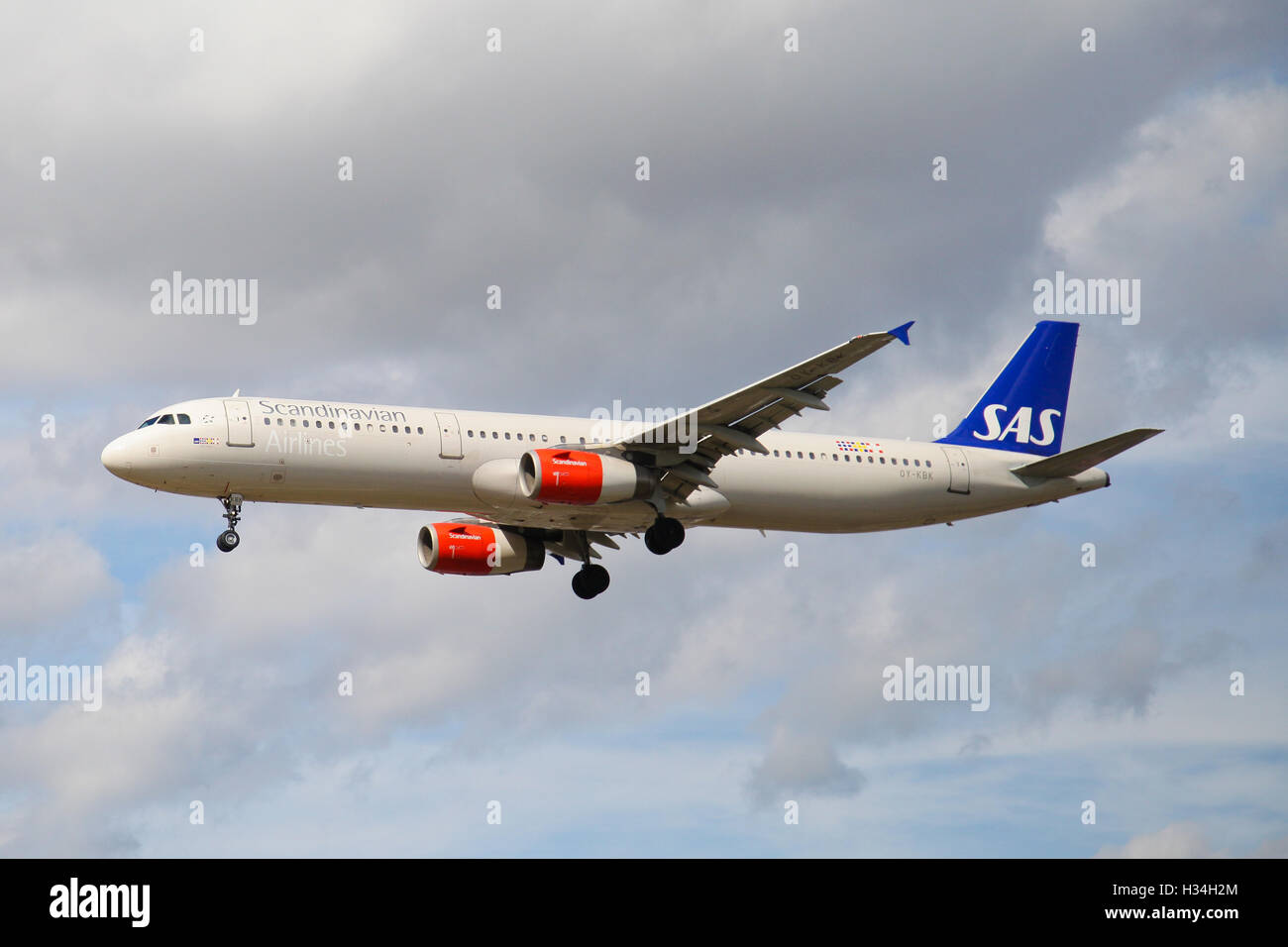 SAS Scandinavian Airlines Airbus A321-232 approaching London Heathrow ...