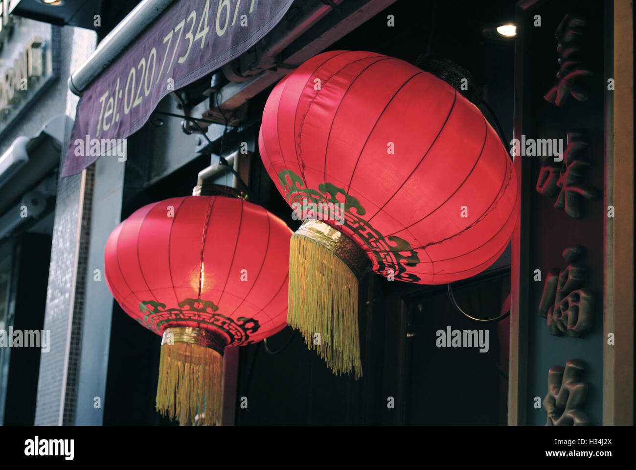 A shop window in Chinatown Stock Photo - Alamy