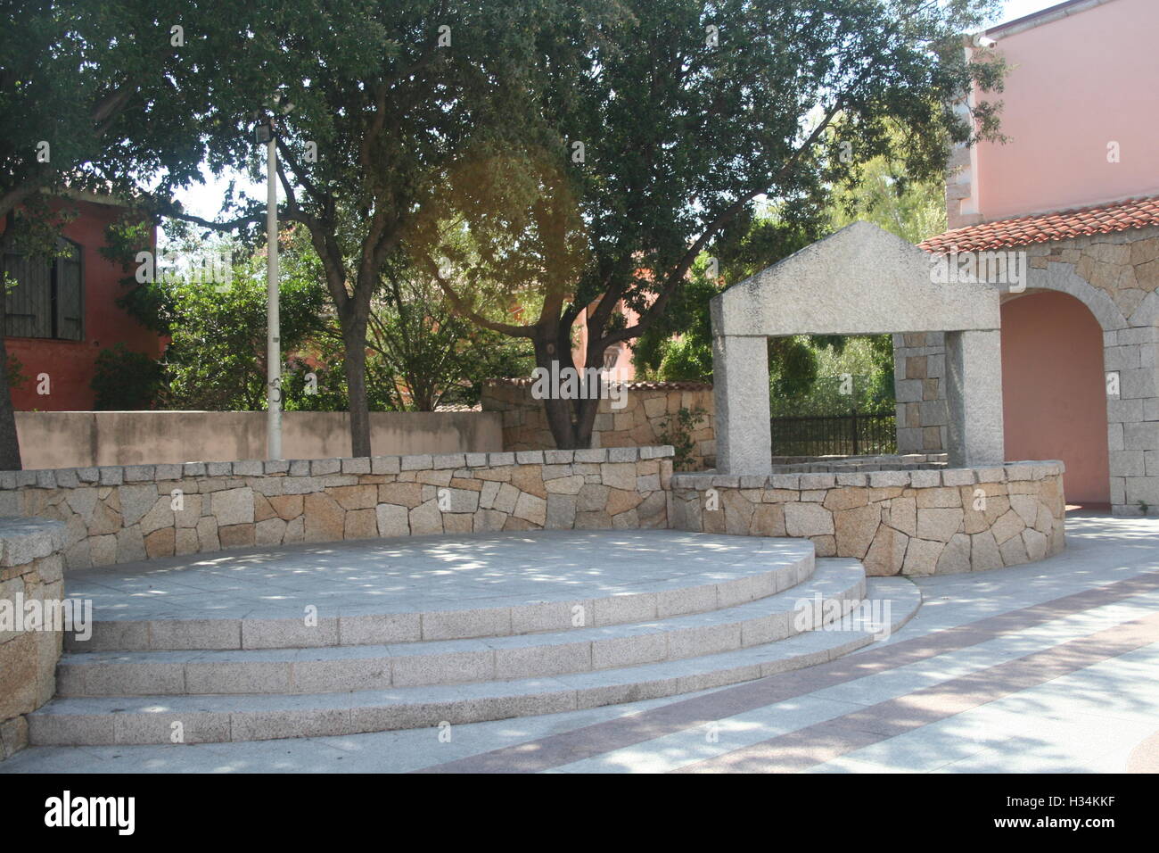 A well and steps in a town in Sardinia, Italy Stock Photo - Alamy