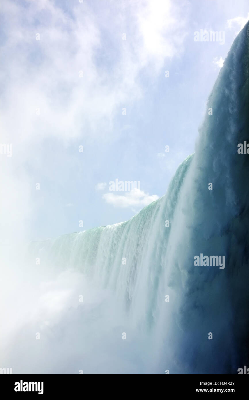 Edge of niagara falls hi-res stock photography and images - Alamy