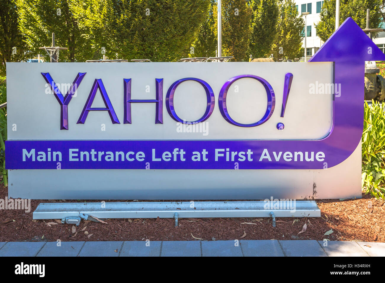 Yahoo symbol hi-res stock photography and images - Alamy