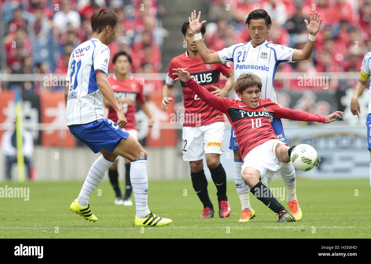 Saitama, Japan. 1st Oct, 2016. (L-R) Shun Nagasawa (Gamba), Yuki Abe (Reds), Yosuke Ideguchi ...