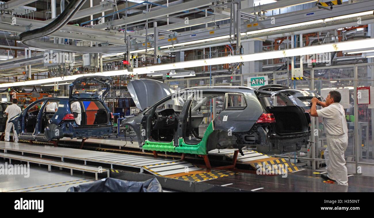 Puebla, Mexico. 3rd Oct, 2016. Workers in the Volkswagen factory at a ...