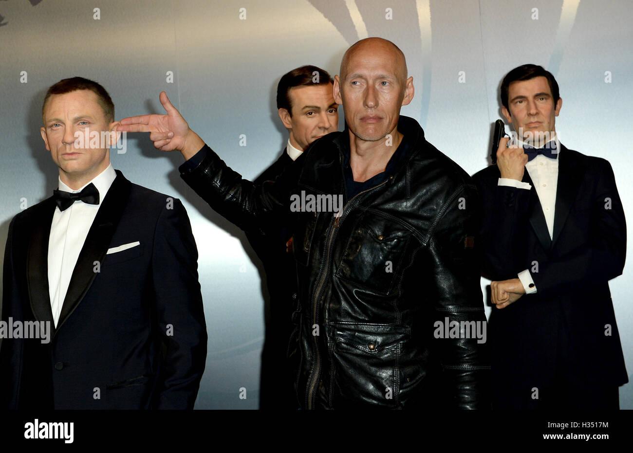 Berlin, Germany. 4th Oct, 2016. Actor Detlef Bothe (3.f.l) pictured ...