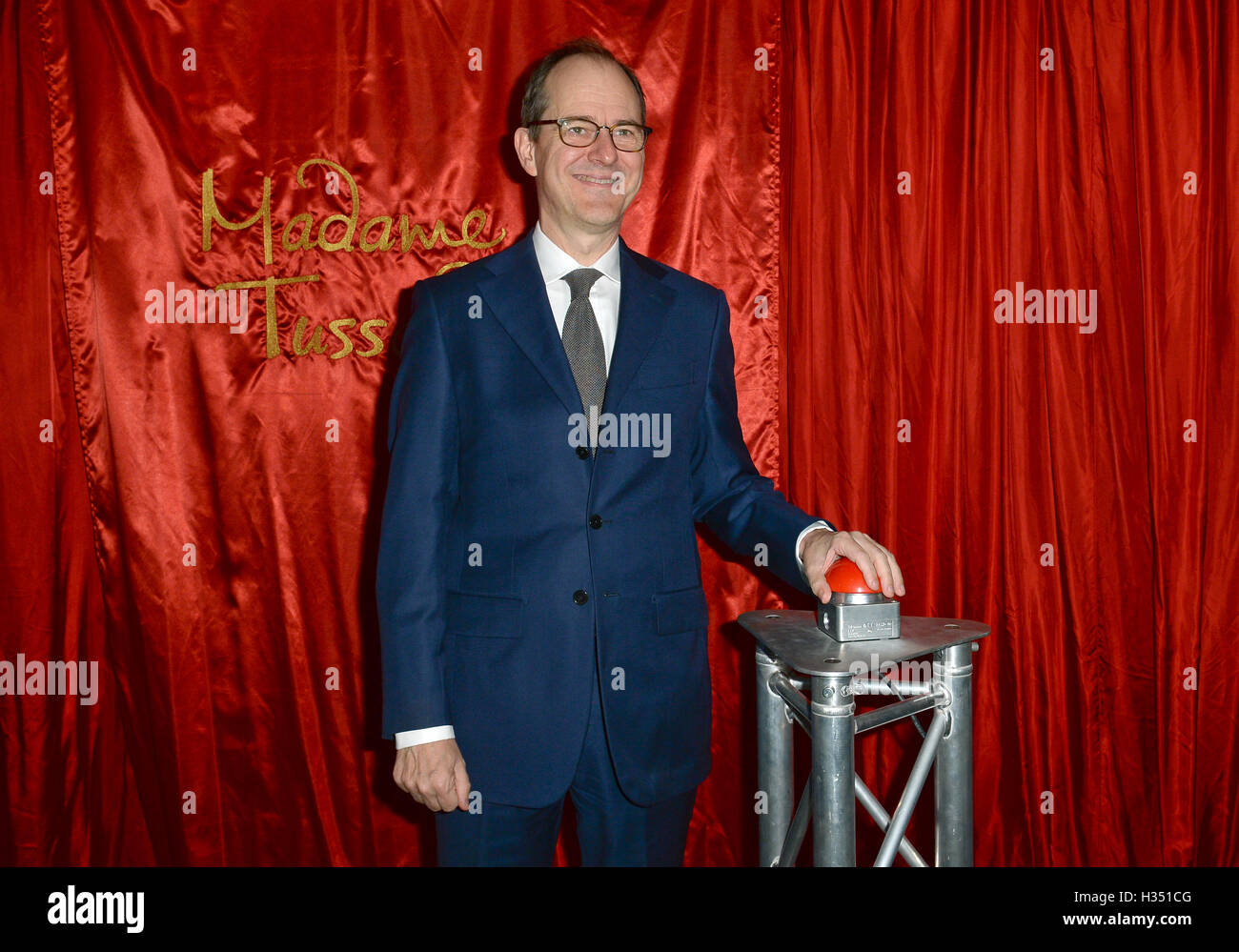 James bond actors hi-res stock photography and images - Alamy