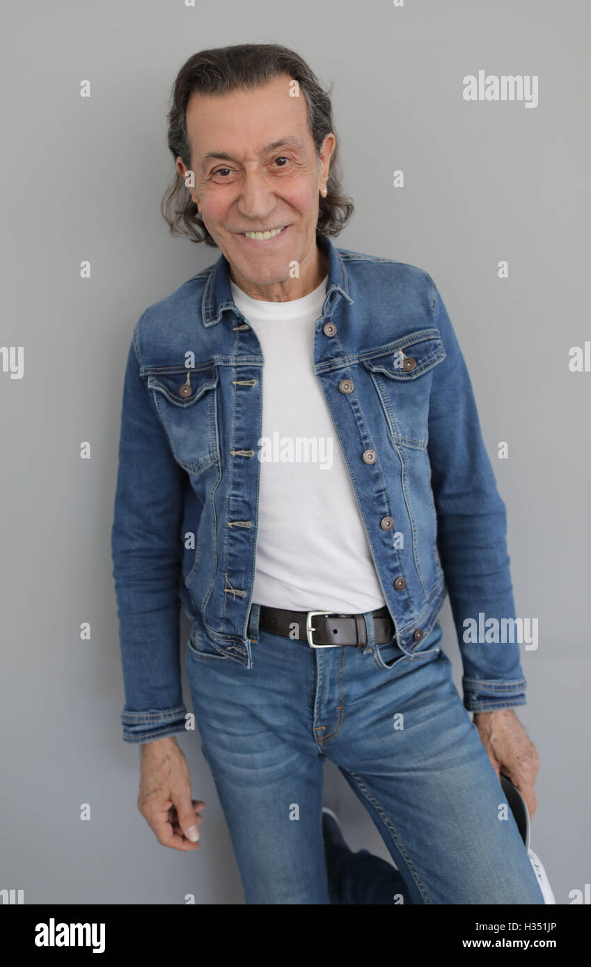 Berlin, Germany. 4th Oct, 2016. British musician Albert Hammond poses ...