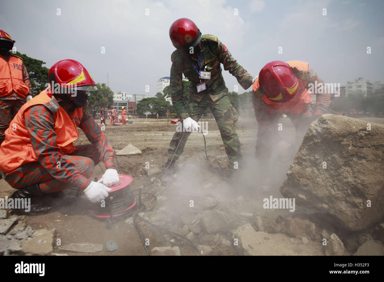 Bangladesh quake hi-res stock photography and images - Alamy
