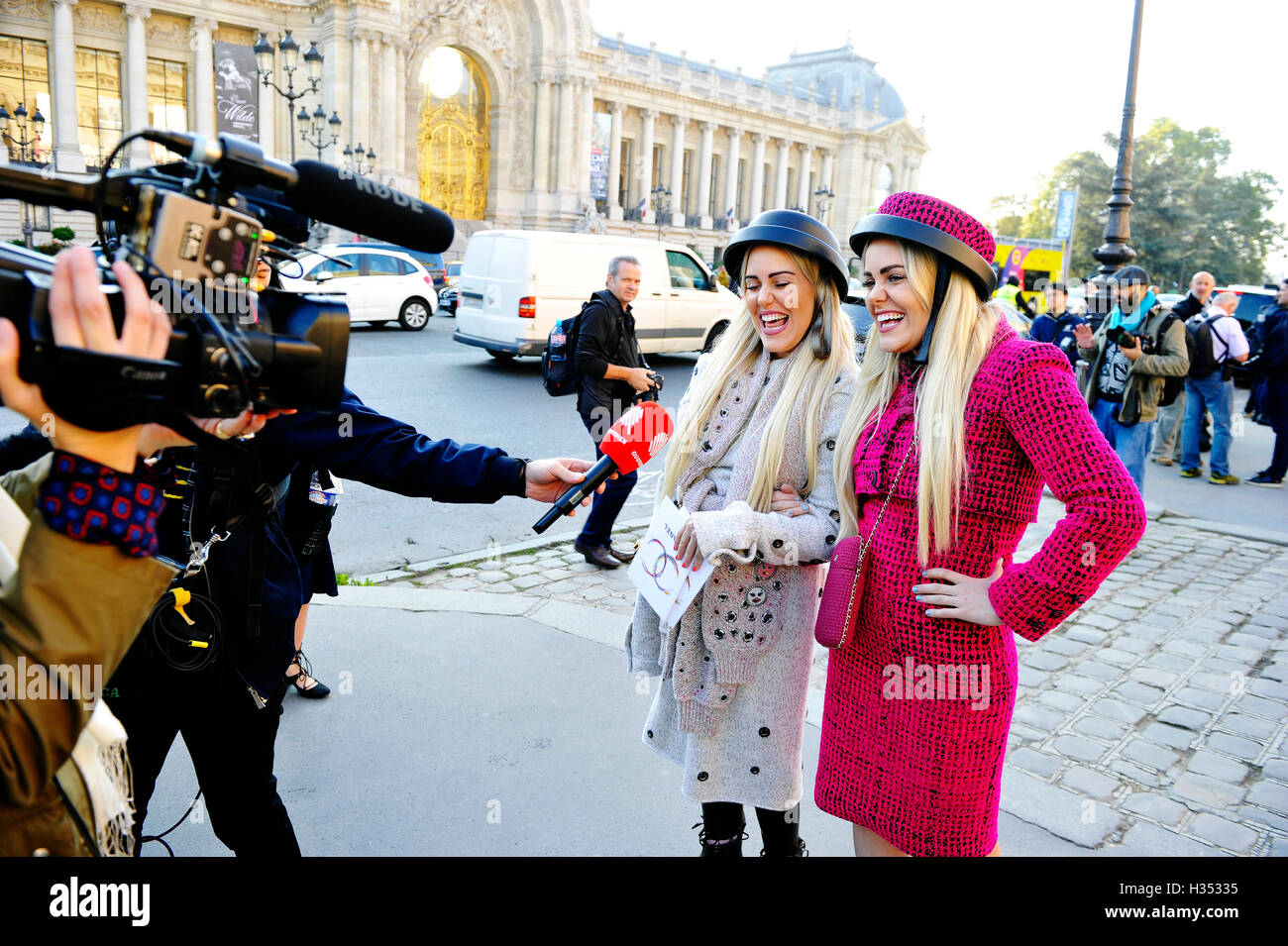 Chanel fashion show 2017 hi-res stock photography and images - Alamy