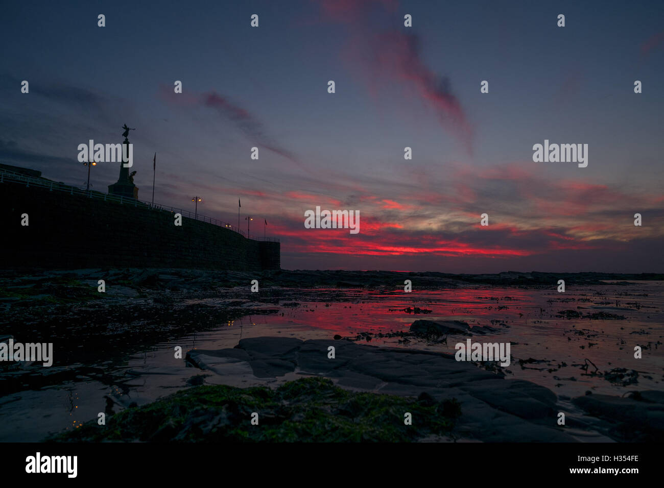 Aberystwyth, Wales, UK. 4th October, 2016. UK Weather: Dramatic red ...
