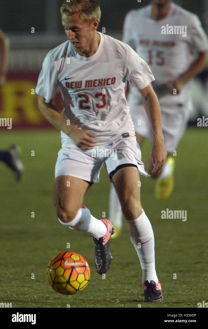 Usa. 4th Oct, 2016. SPORTS -- UNM's Sam Gleadle, 23, controls the ball ...